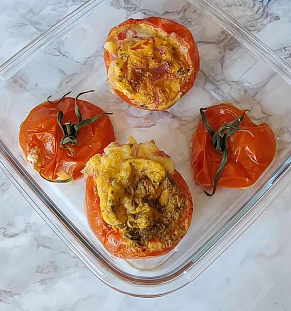 Tomates rellenos de jamón y queso. Cena o comida de tupper.